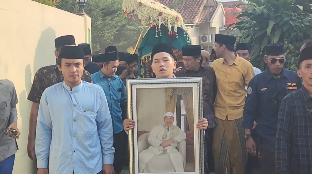 Ribuan Pelayat Antar KH Adib Rofiuddin Izza ke Peristirahatan Terakhir ...