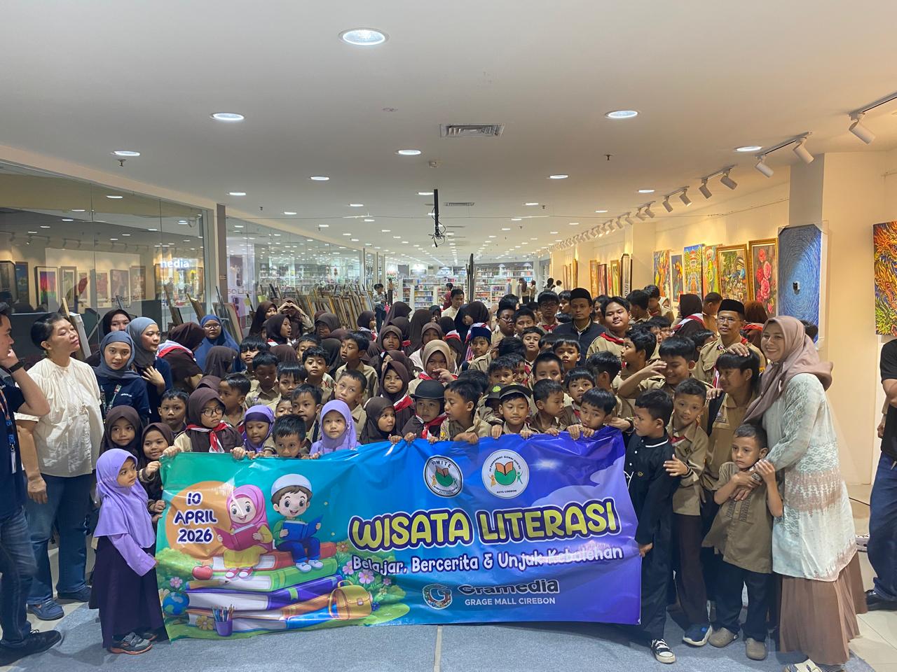 Siswa SD Peradaban Global Qur’an Gelar Wisata Literasi di Gramedia Cirebon