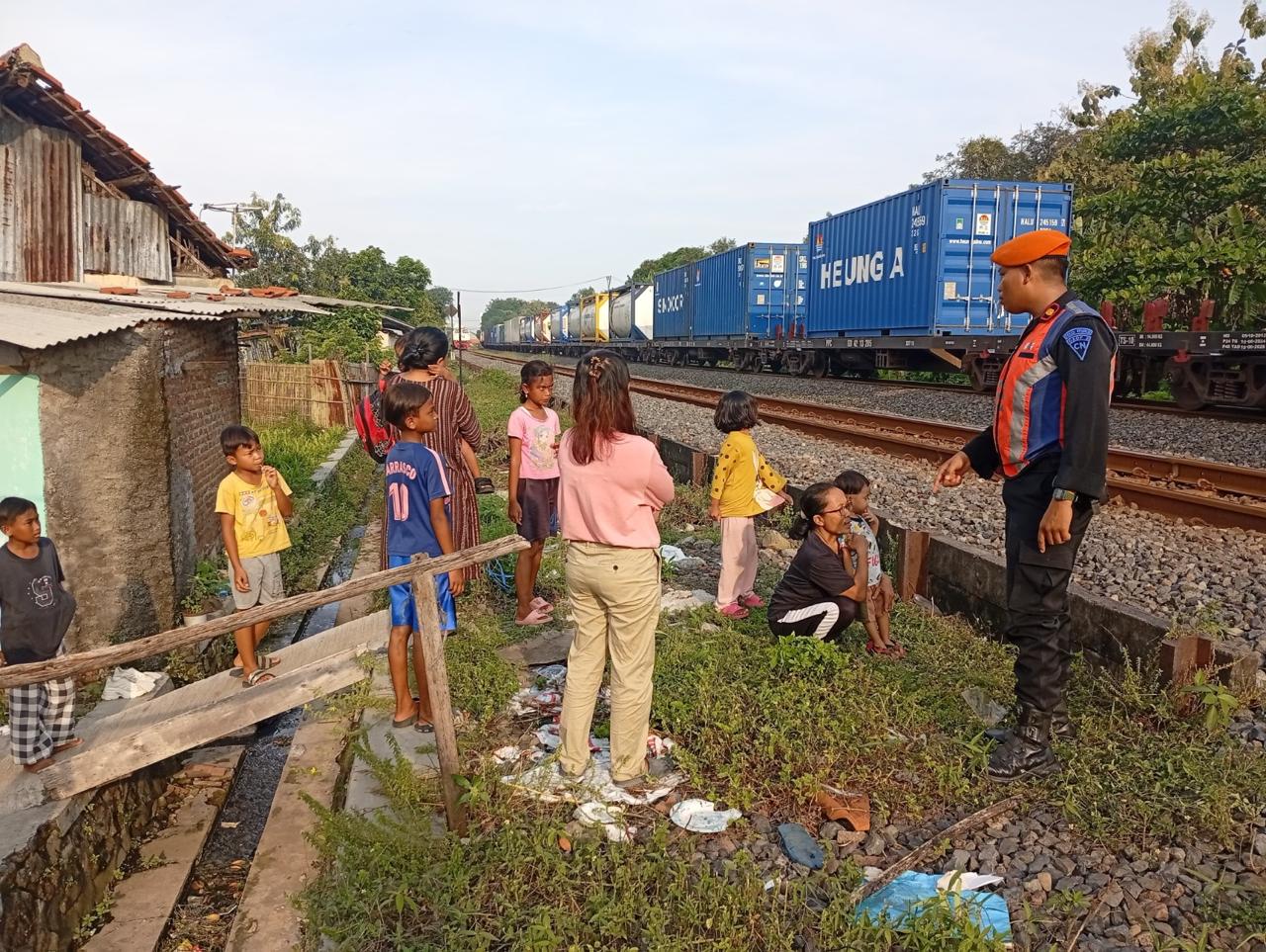 KAI Daop 3 Cirebon Imbau Warga Tak Bakar dan Buang Sampah di Jalur Rel ...