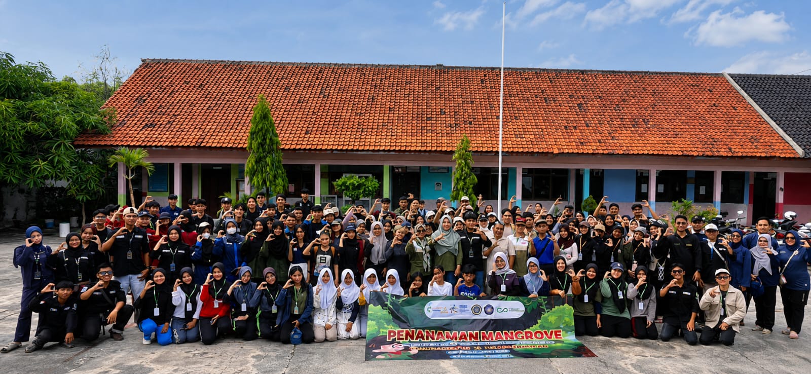 BEM STMIK IKMI Cirebon Gelar Aksi Tanam Mangrove dan Bersih Pantai
