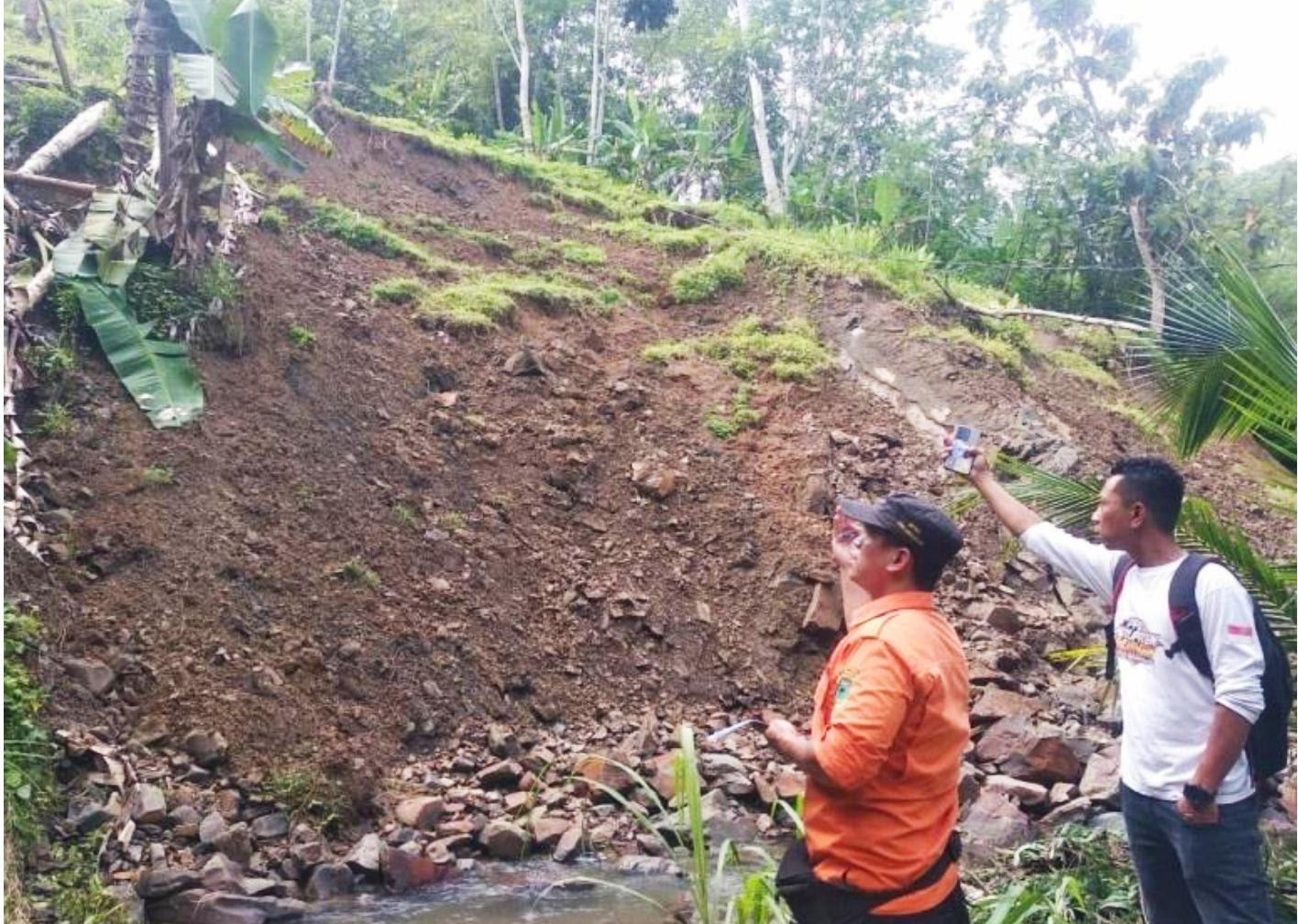 Hujan Deras Picu Longsor di Desa Tangkolo Kuningan, Sungai Ciawi ...