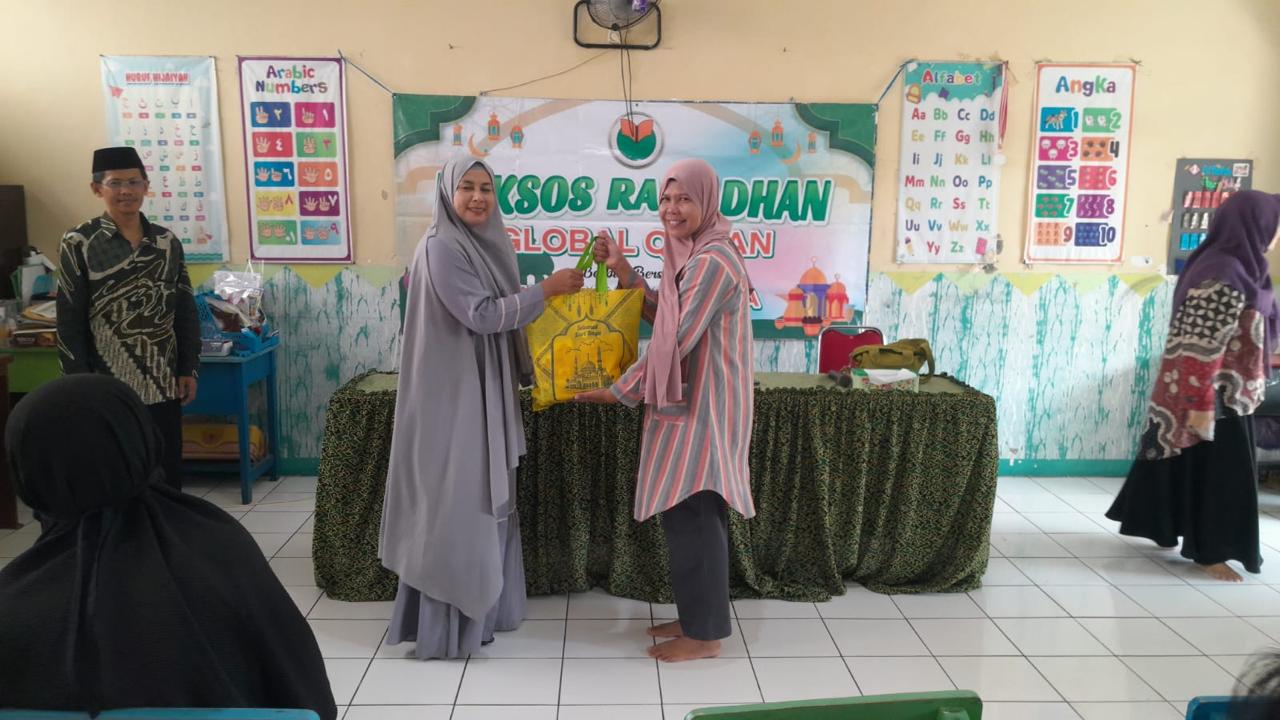 SD Peradaban Global Qur’an Salurkan Ratusan Paket Sembako Ramadan dari ...