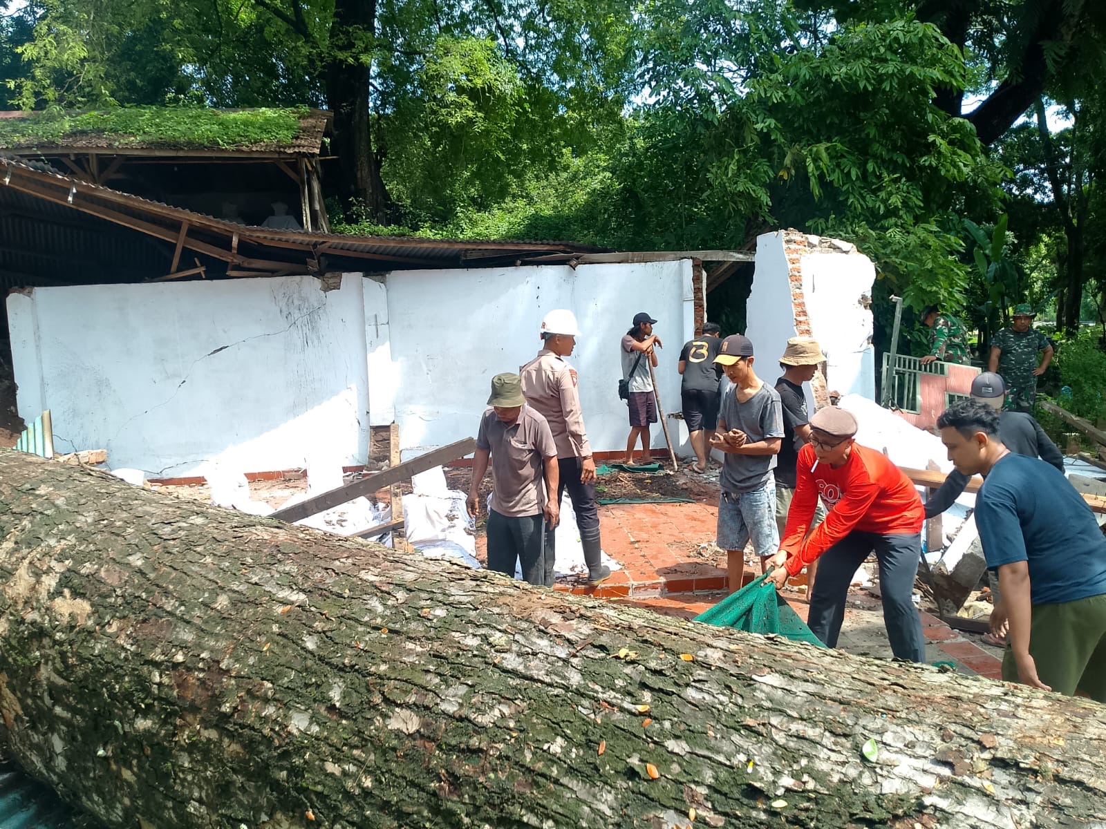 Pohon Tumbang di Astana Gunung Jati Dievakuasi, Cungkup Makam Petilasan ...