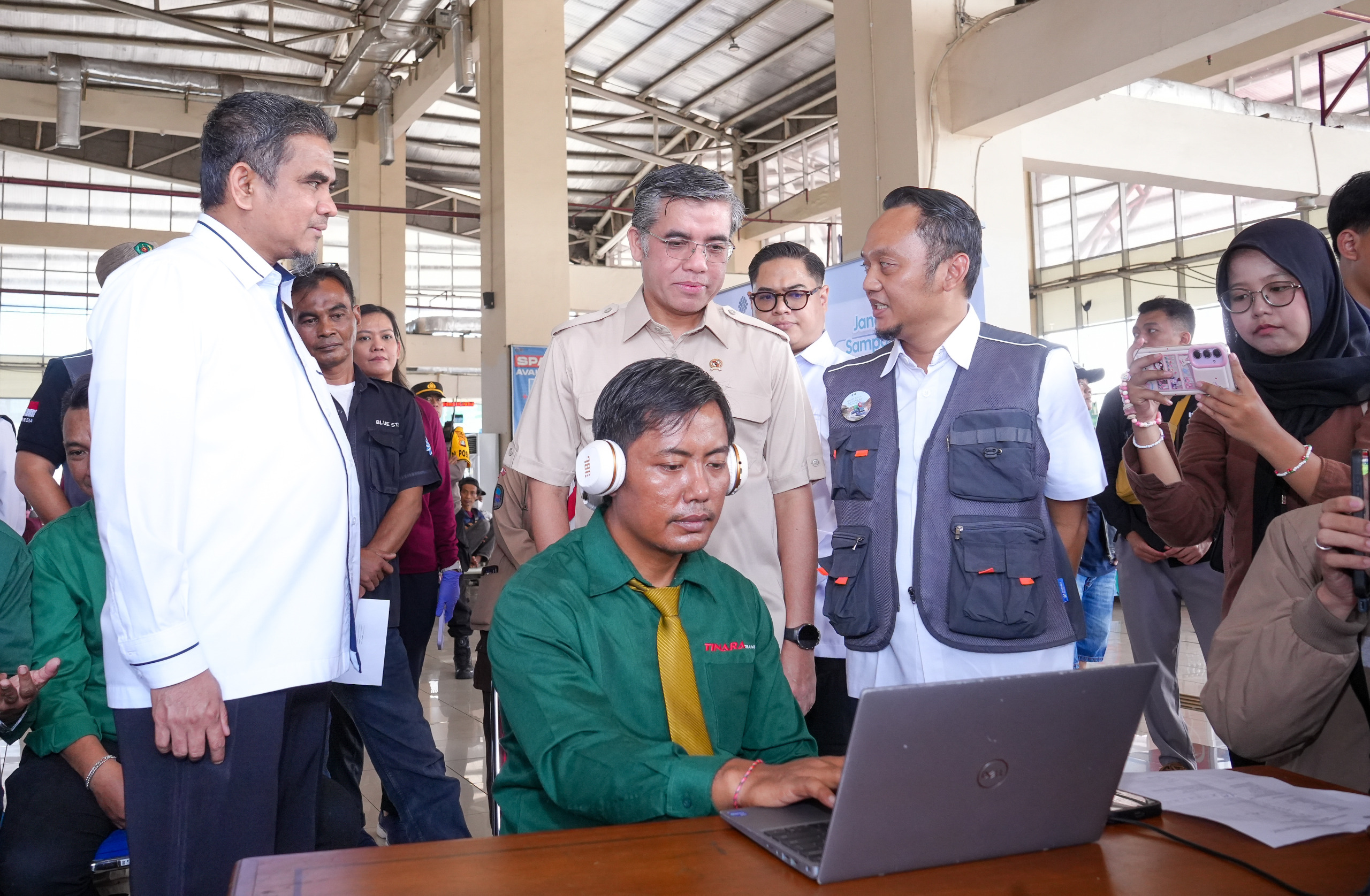 Menaker Yassierli Tinjau Posko K3 Mudik 2026, Pastikan Awak Angkutan ...